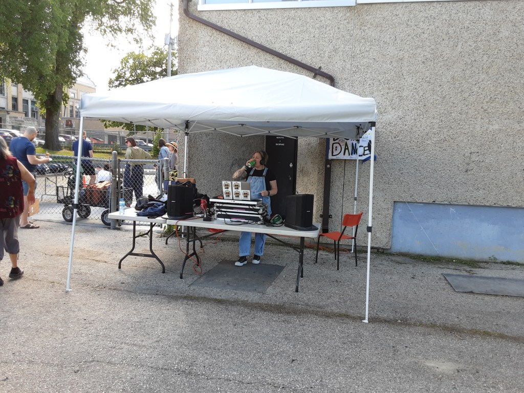 Ecole Luxton School BBQ – Mary Kardash Child Care Centre Inc.